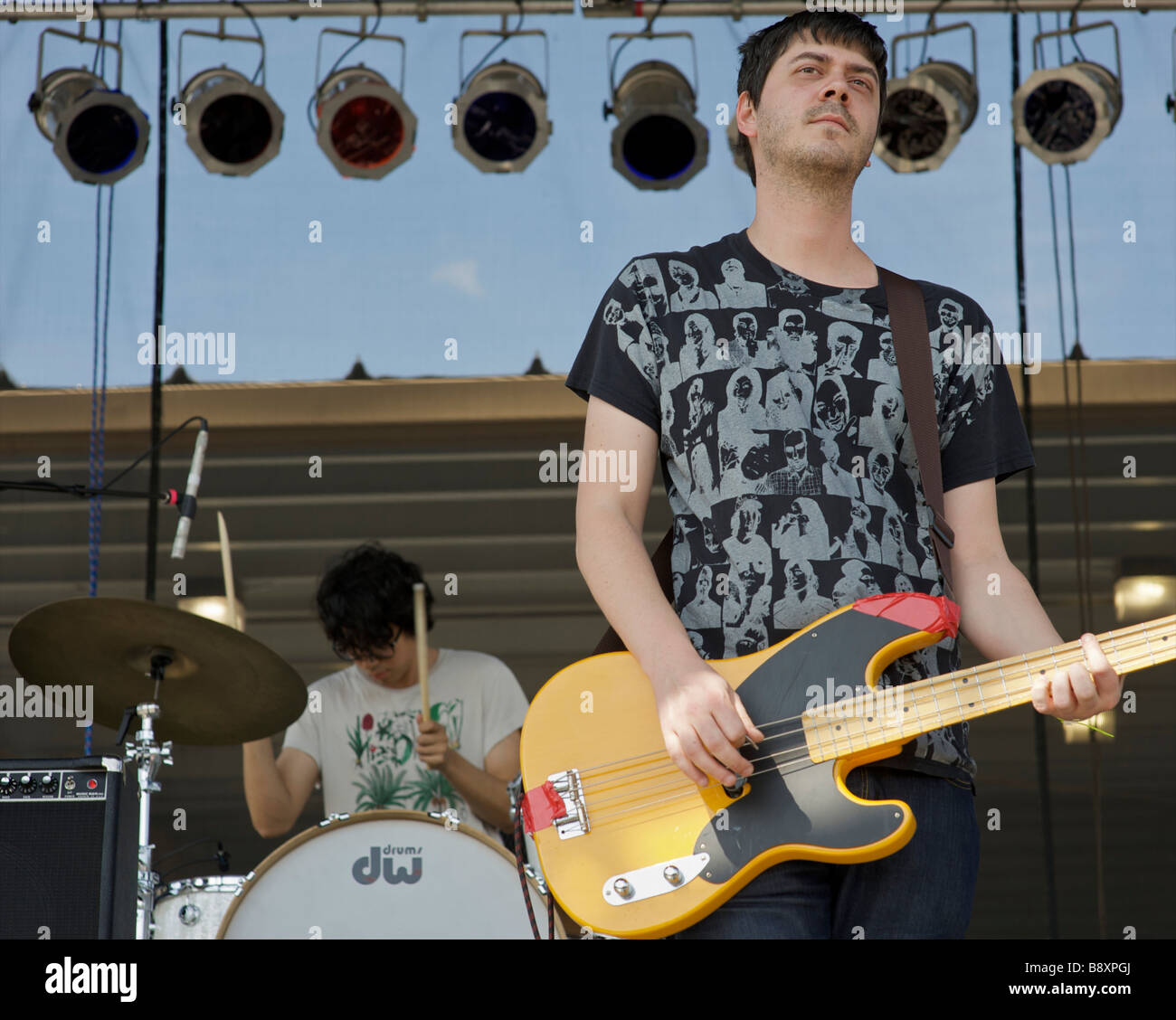 Bassist und schlagzeuger -Fotos und -Bildmaterial in hoher Auflösung ...