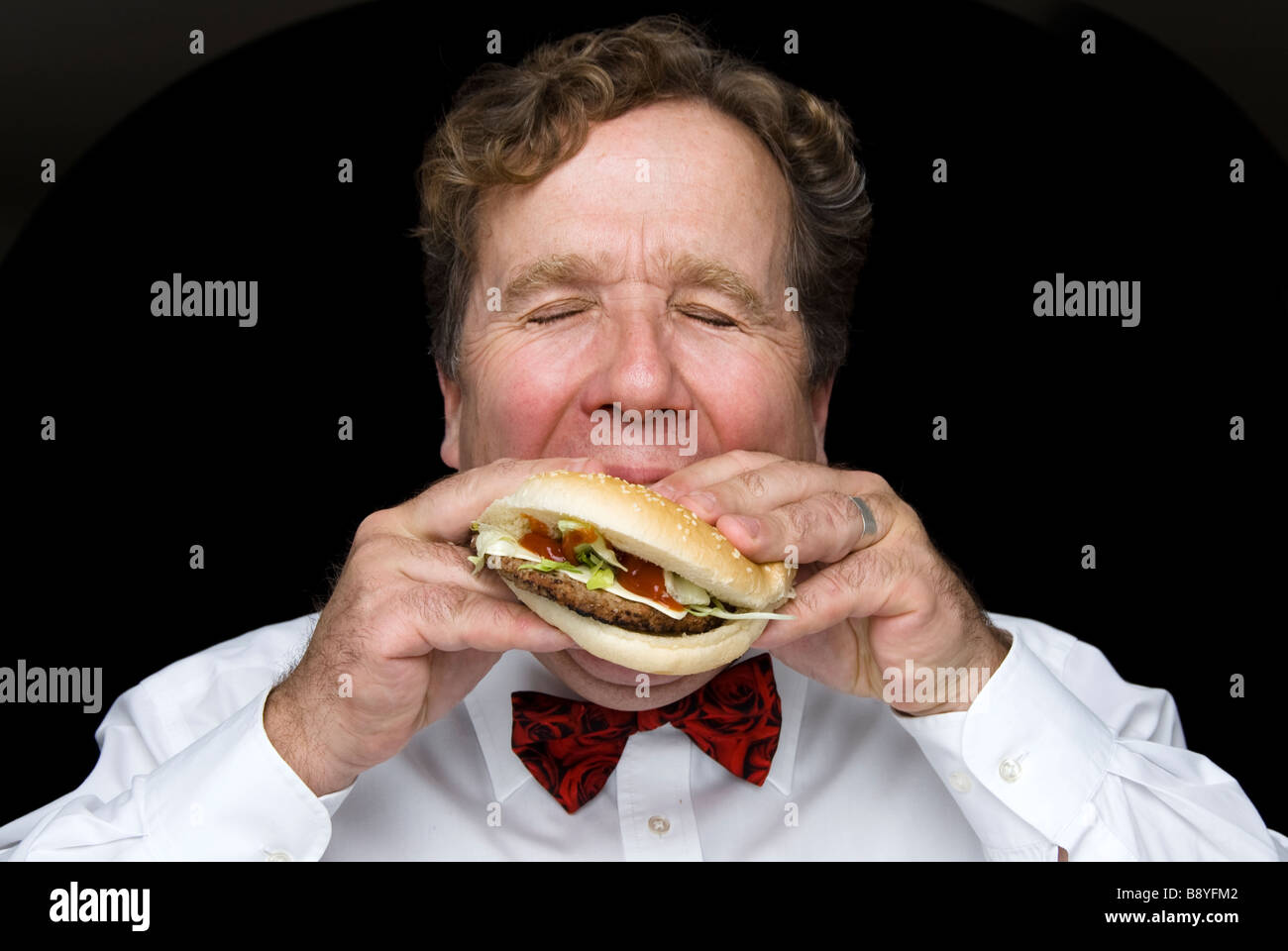 Obese man eating food -Fotos und -Bildmaterial in hoher Auflösung – Alamy