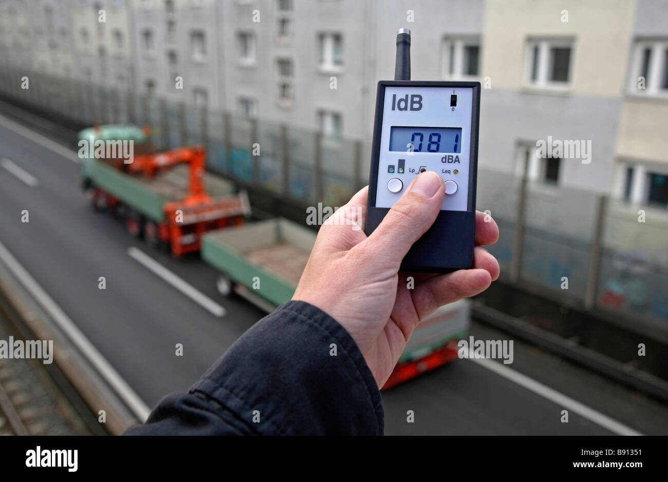 Sound proofing street -Fotos und -Bildmaterial in hoher Auflösung – Alamy