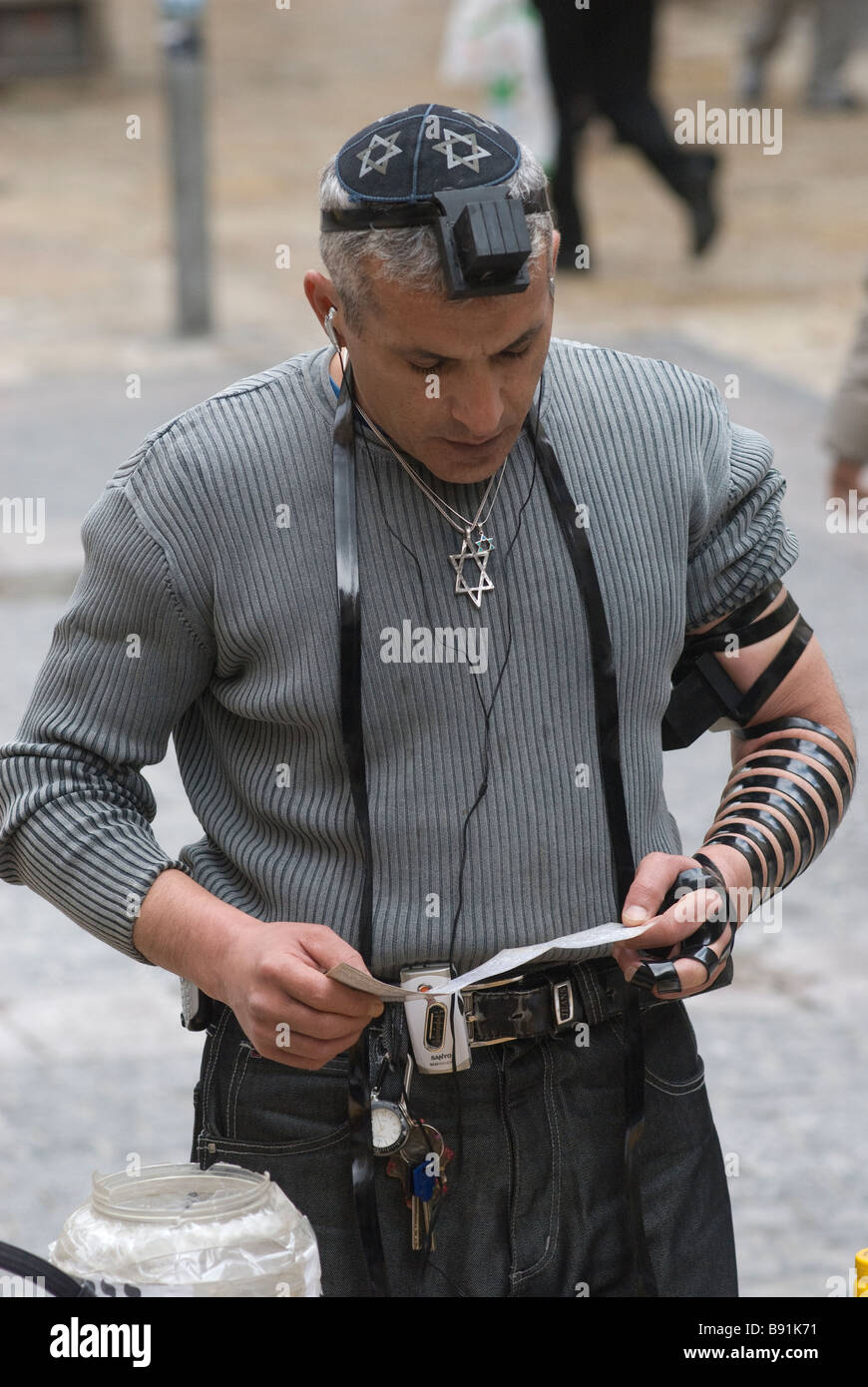 Jüdischen Mann eingewickelt mit einem Tefilin Gebetsriemen Lesen des ...