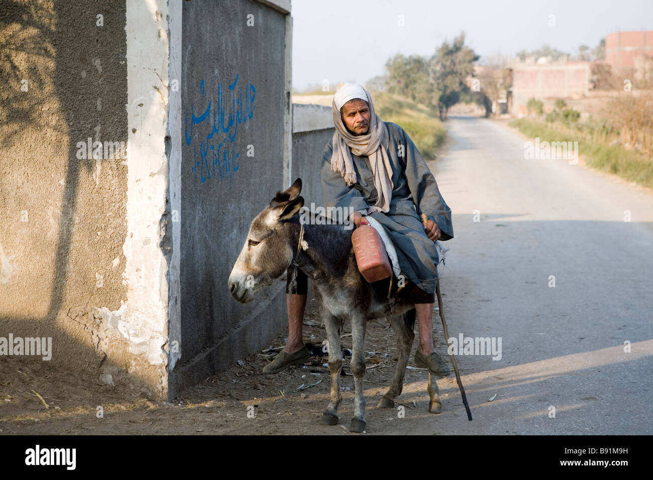 Mann auf esel -Fotos und -Bildmaterial in hoher Auflösung – Alamy
