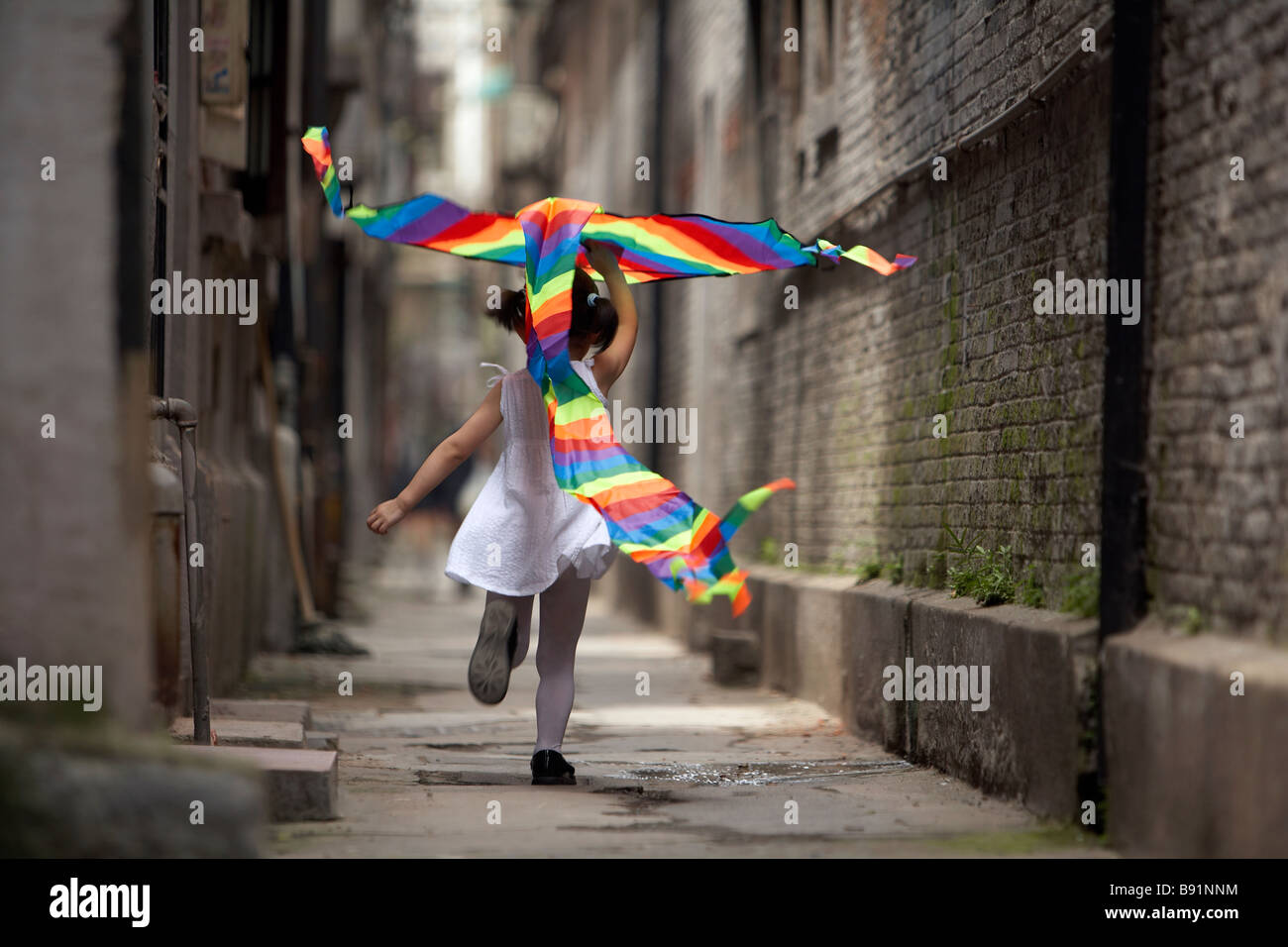 Kind läuft in arme -Fotos und -Bildmaterial in hoher Auflösung – Alamy