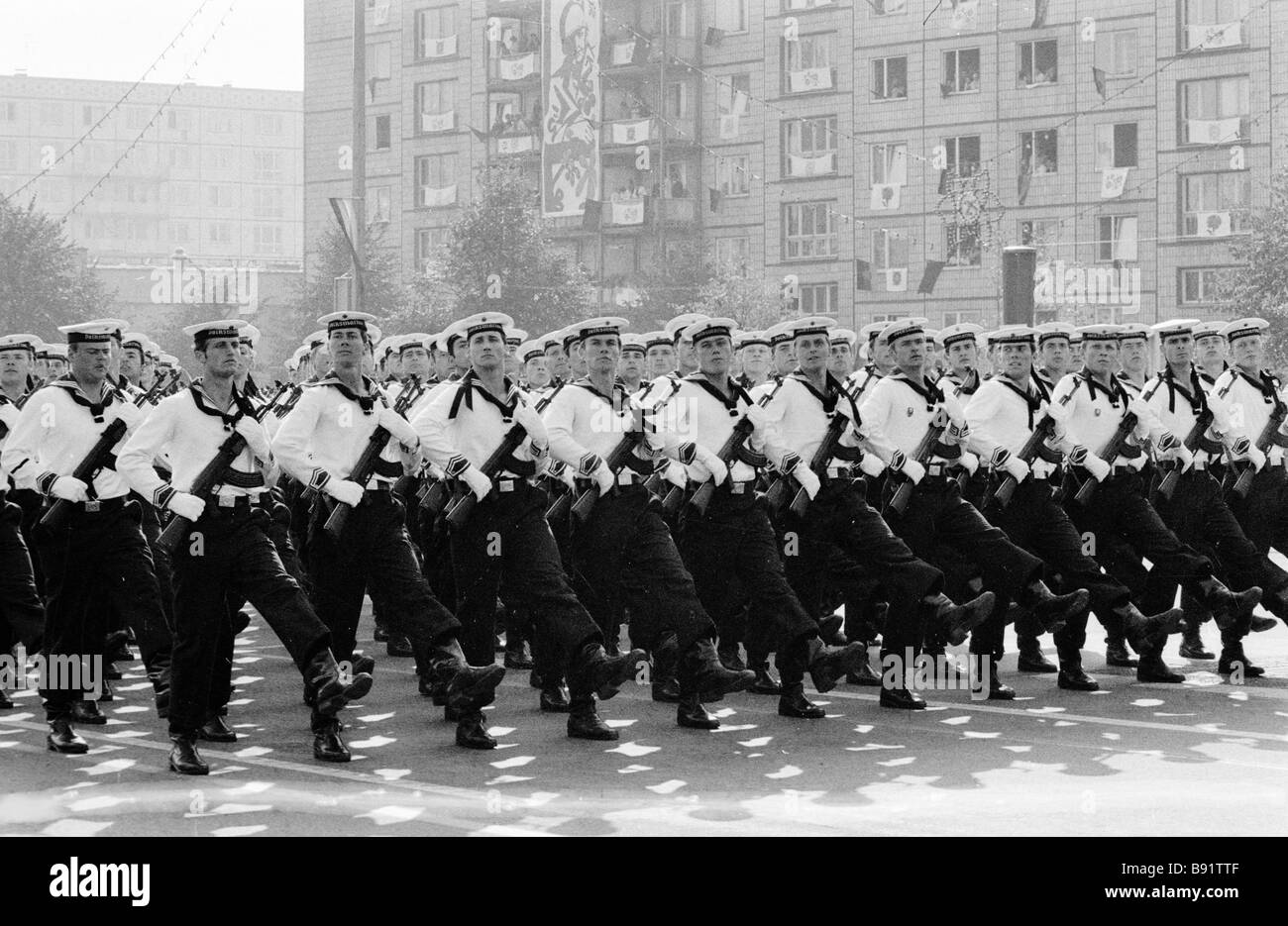 Eine Peoples Army parade anlässlich des 25. DDR-Einrichtung in der Karl ...