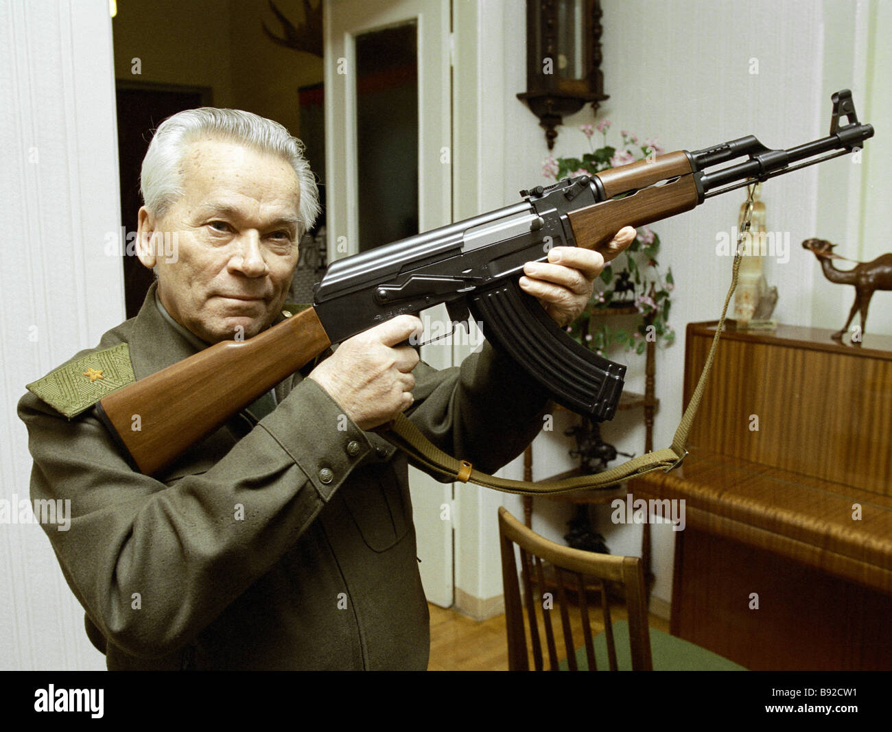 Mikhail Kalashnikov Welt berühmter Erfinder mit einem AK-47 Sturmgewehr ...