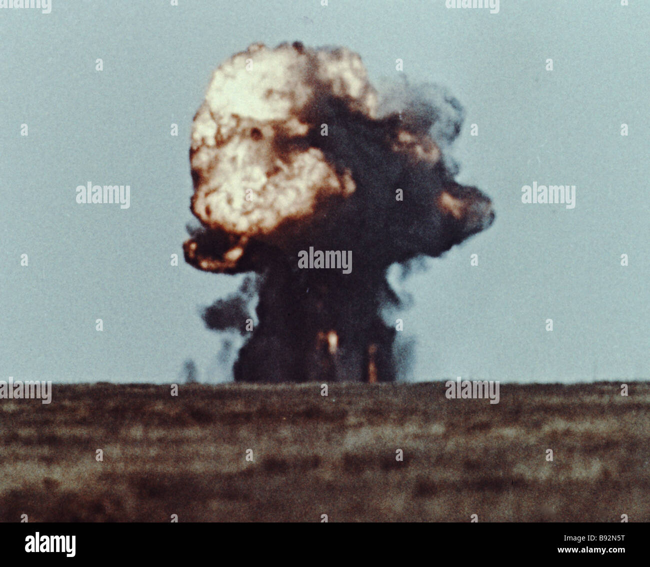 Mushroom Cloud Explosion Stockfotos & Mushroom Cloud Explosion Bilder ...