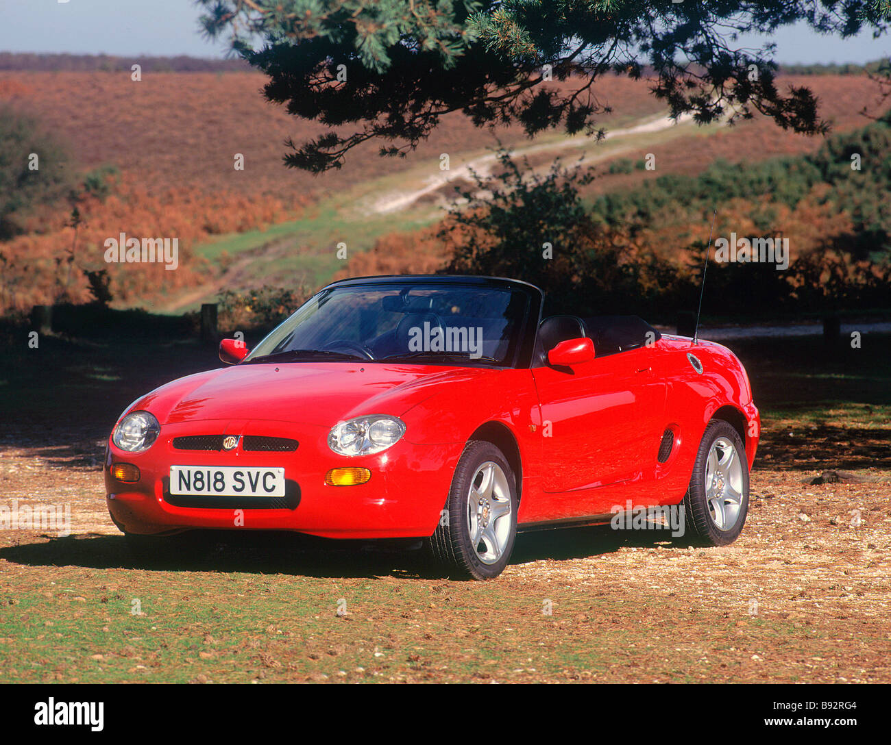 Red mg sports car -Fotos und -Bildmaterial in hoher Auflösung – Alamy