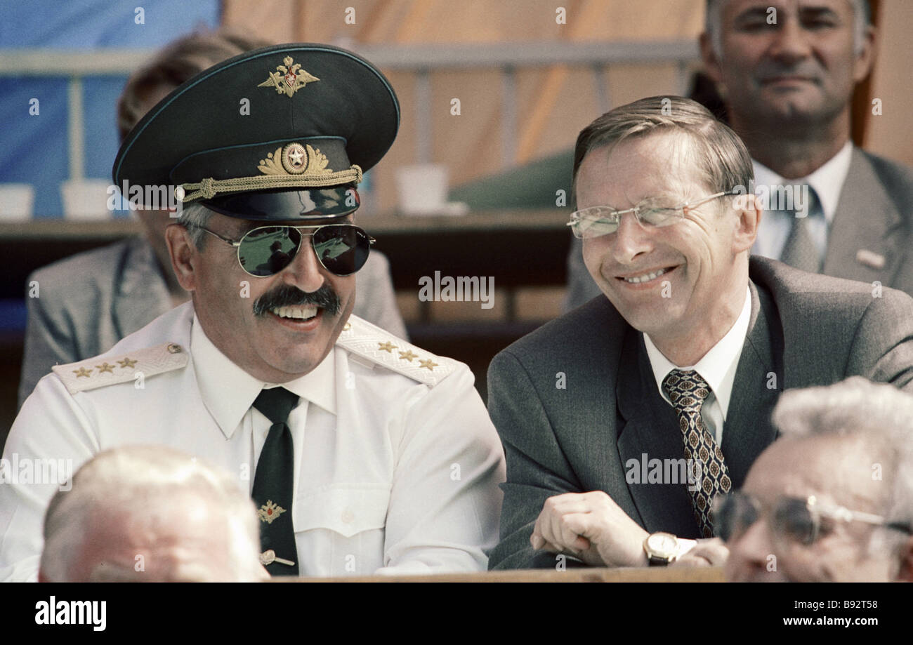 Verteidigungsminister Sergei Ivanov rechts und der zerstreute Truppen s Kommandant Generaloberst ...