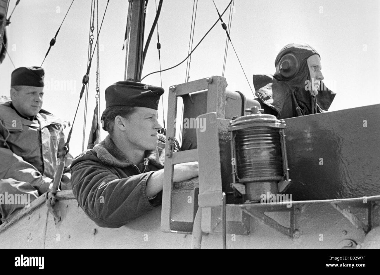 Die Mannschaft der DDR Marine Torpedo-Motorboot auf dem Sever-Manöver ...