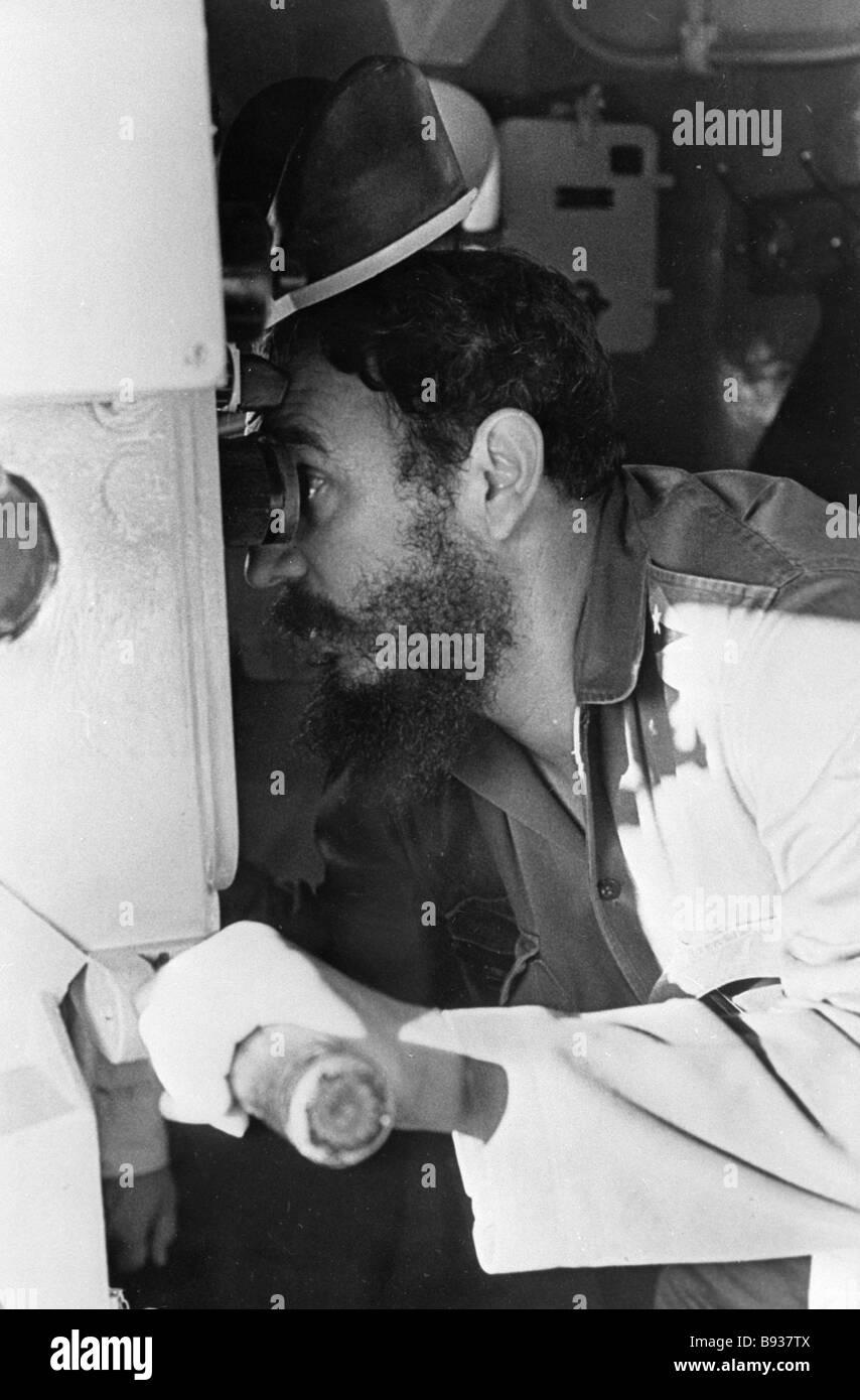 Premierminister der Republik Kuba Fidel Castro sieht durch Periskop des ...