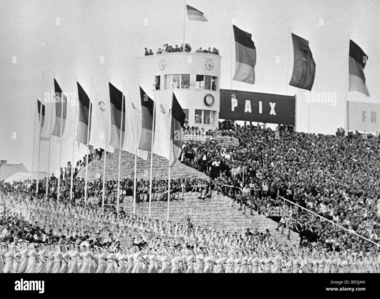 Deutsche Athleten parade im Berliner Walter Ulbricht-Stadion bei der 3 ...