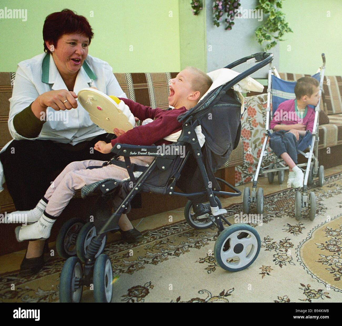 Ein Minsk-Pflegeheim für geistig behinderte Kinder in Weißrussland ...