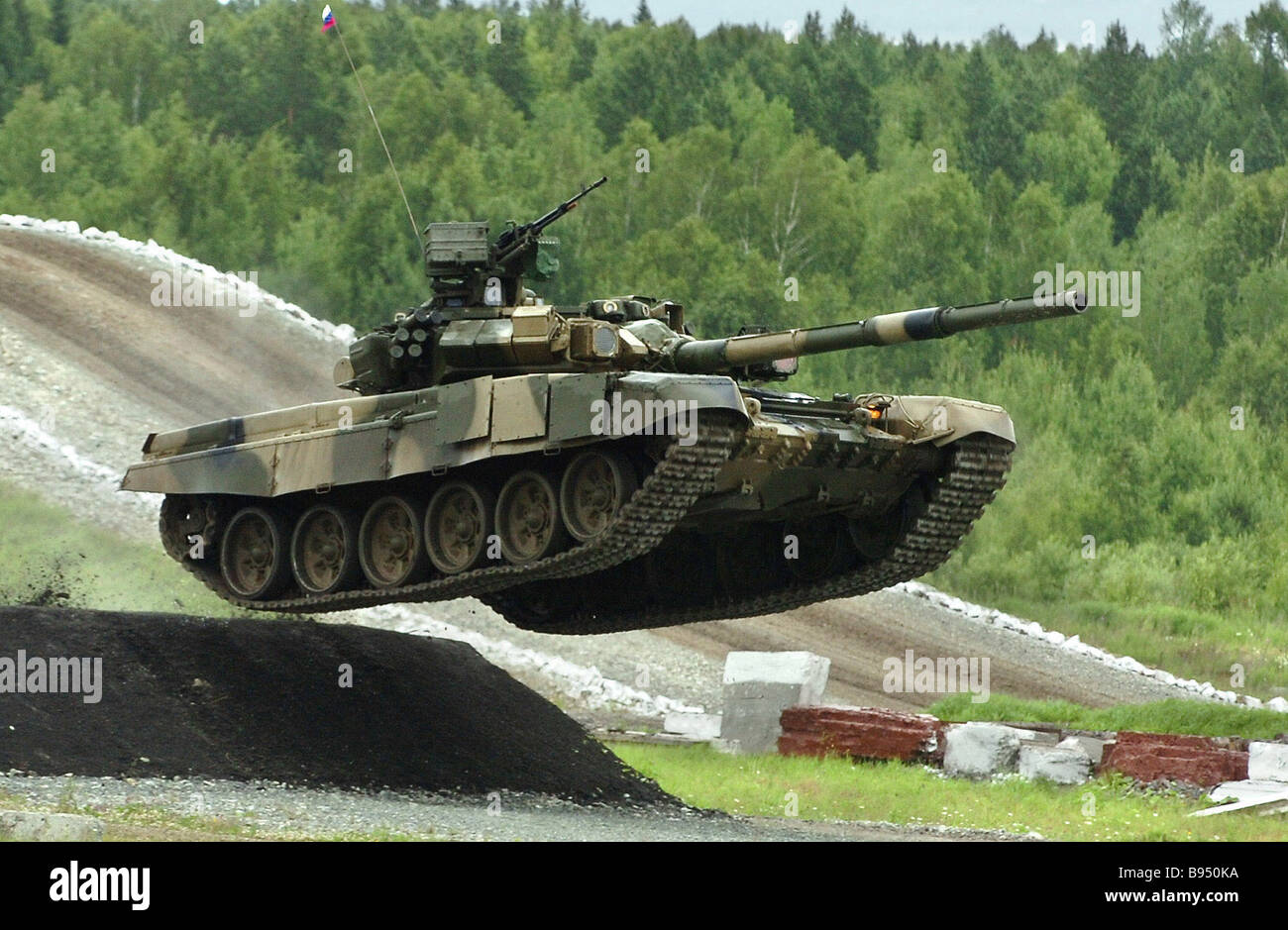 Russische Panzer T-90 s auf Testgelände während der internationalen ...