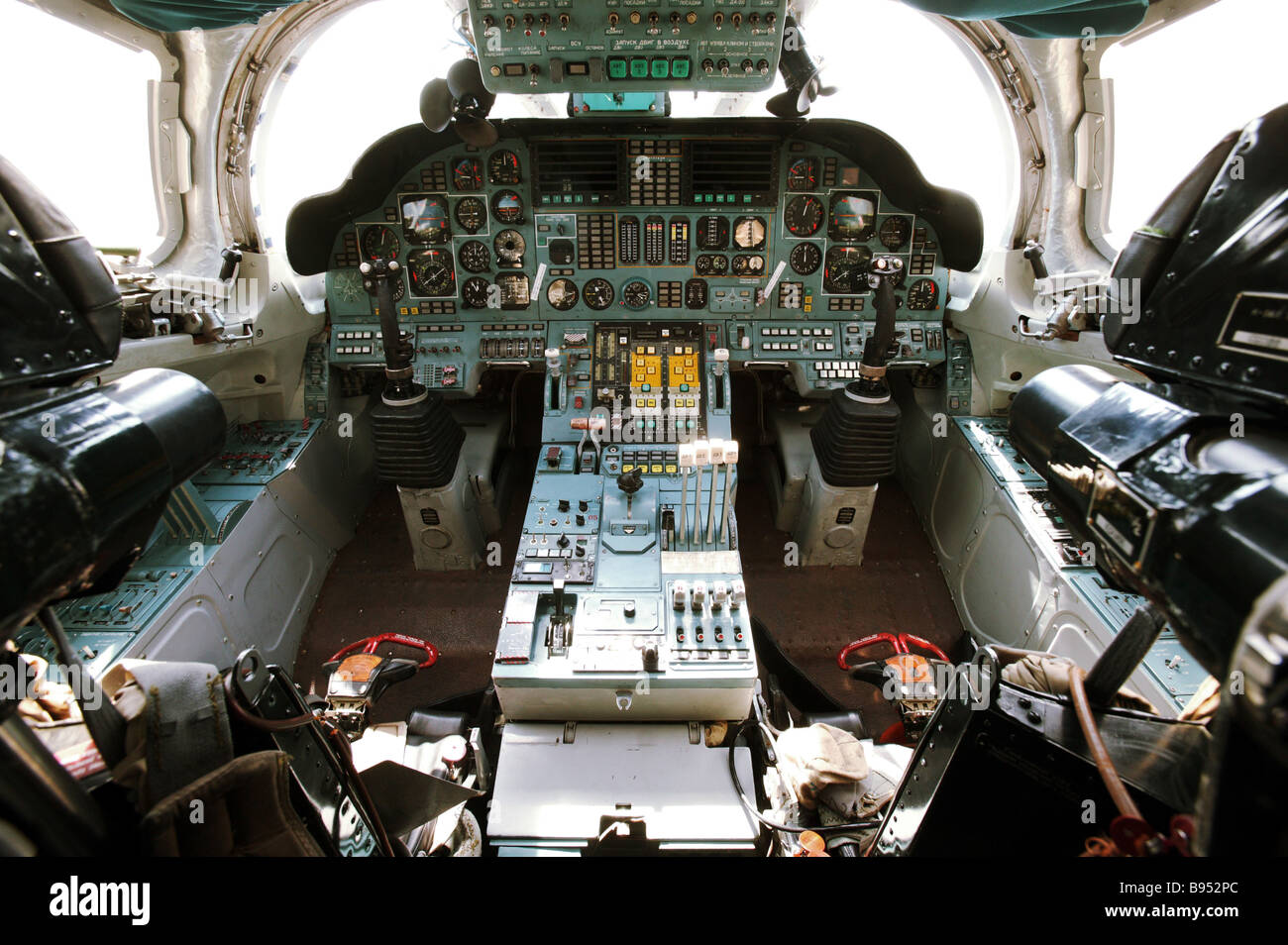 Die Kabine eines strategischen Bombers Tu-160 Blackjack Stockfotografie ...