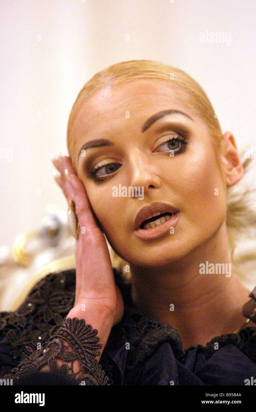 Ballerina Anastasia Volochkova auf einer Pressekonferenz gewidmet ihr ...