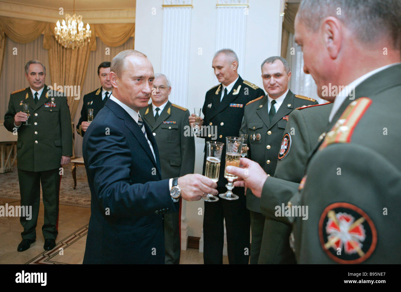 Der russische Präsident Vladimir Putin Vorder- und Leiter der Main ...