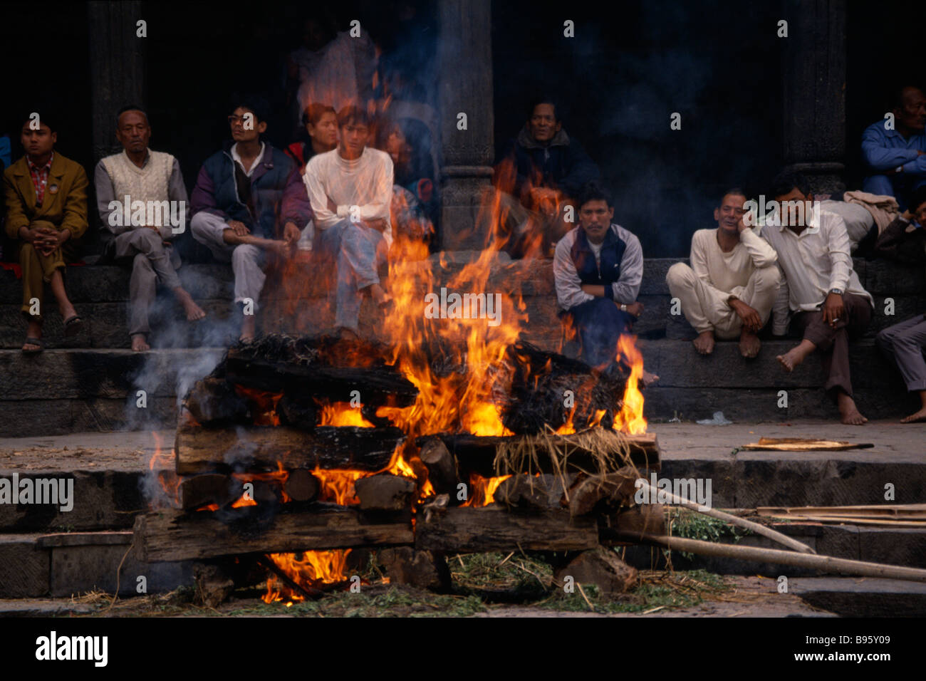 Hindu funeral pyre cremation in -Fotos und -Bildmaterial in hoher ...