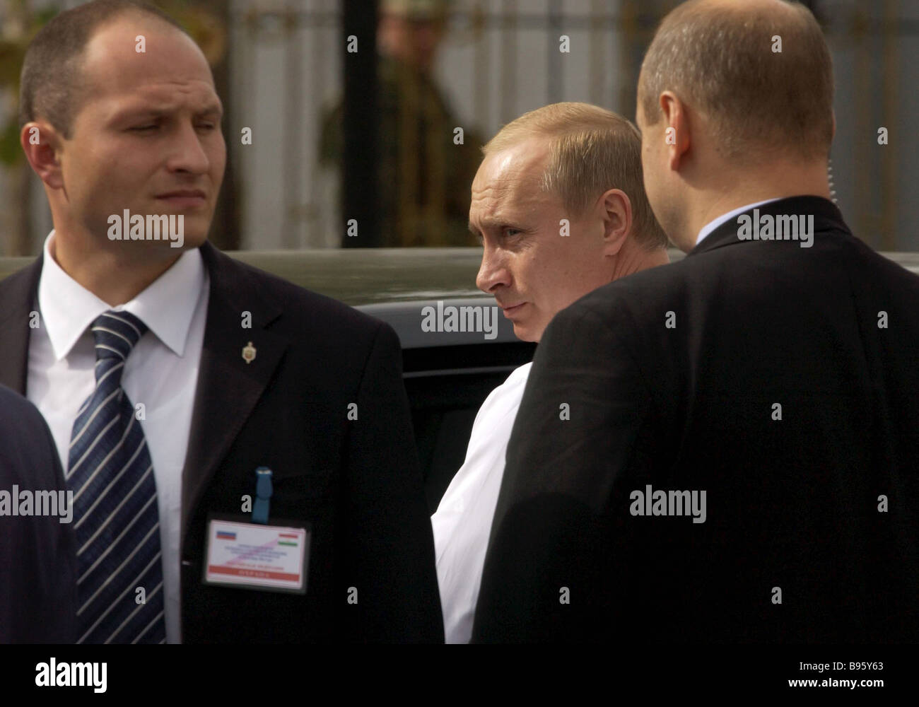 Der russische Präsident Vladimir Putin mit Bodyguards auf dem Gipfel ...