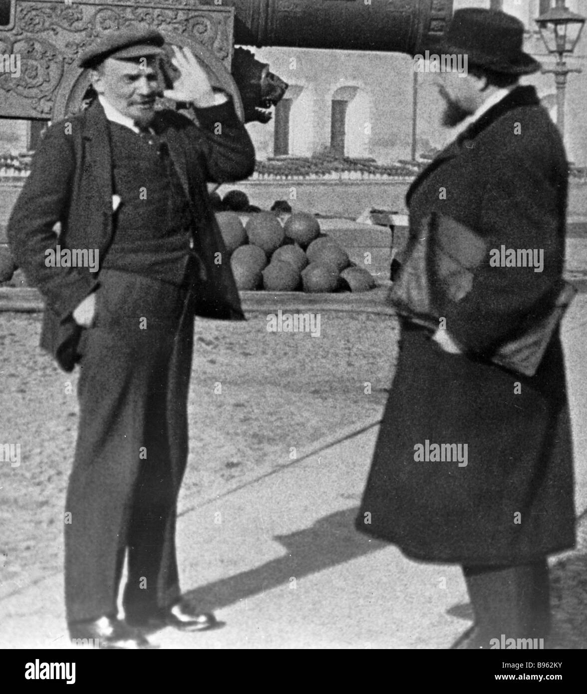 Vladimir Lenin links und Mikhail Bonch Bruyevich heraus für einen ...