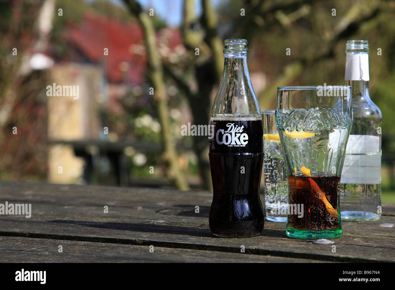 Cola in einer flasche -Fotos und -Bildmaterial in hoher Auflösung – Alamy