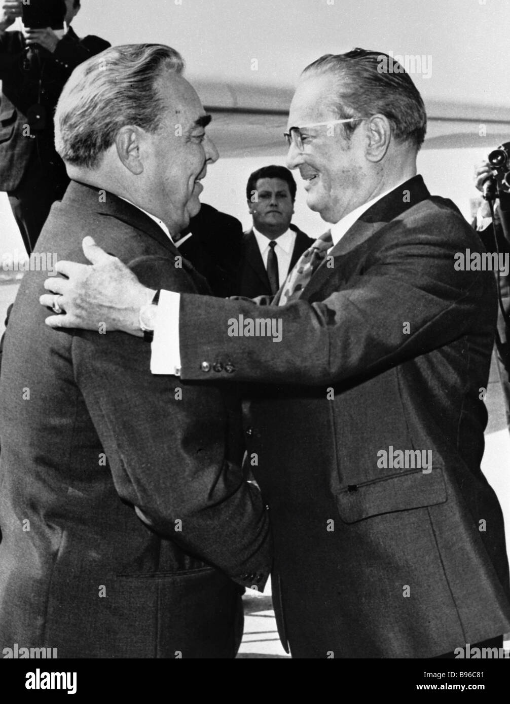 Leonid Brezhnev Generalsekretär der KPdSU links und Josip Broz Tito ...
