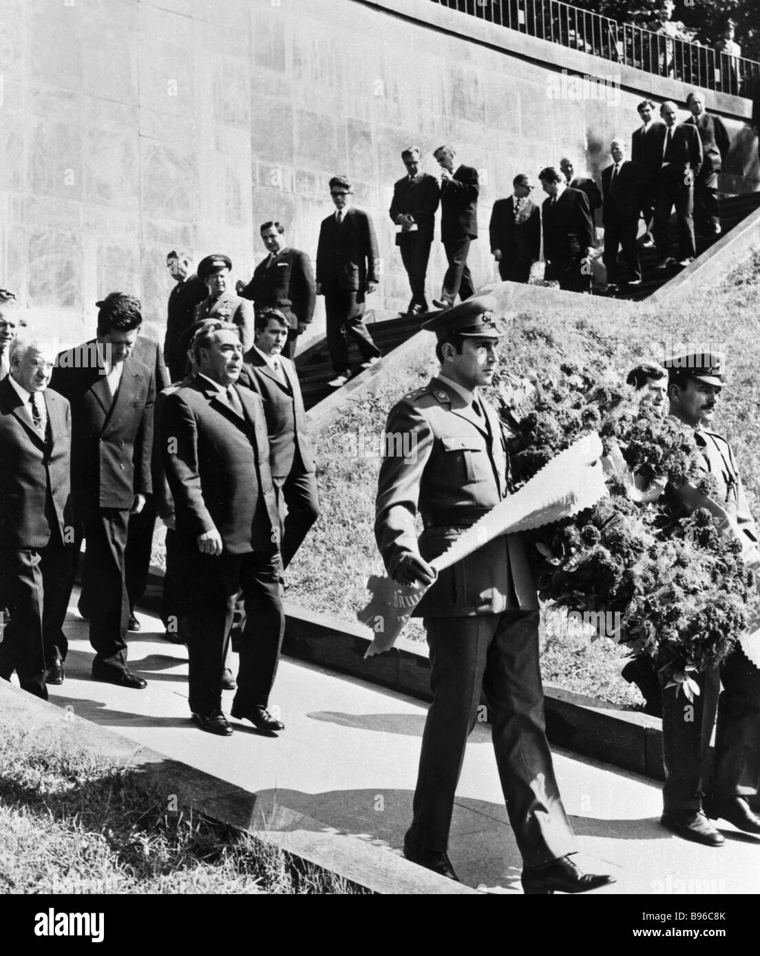 Leonid Brezhnev Generalsekretär des ZK der KPdSU, legen einen Kranz am ...