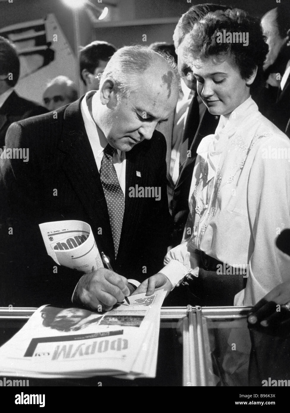 Michail Gorbatschow Generalsekretär der KPdSU s verließ ZK gibt ...