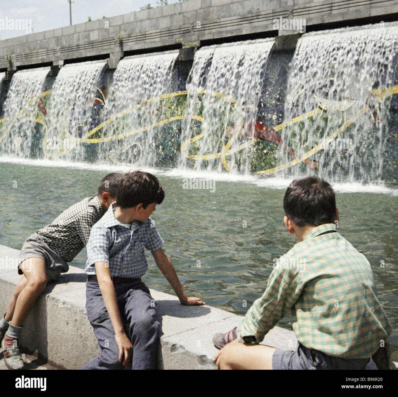 Kinder von Eriwan am Wasserfall Brunnen Stockfotografie - Alamy