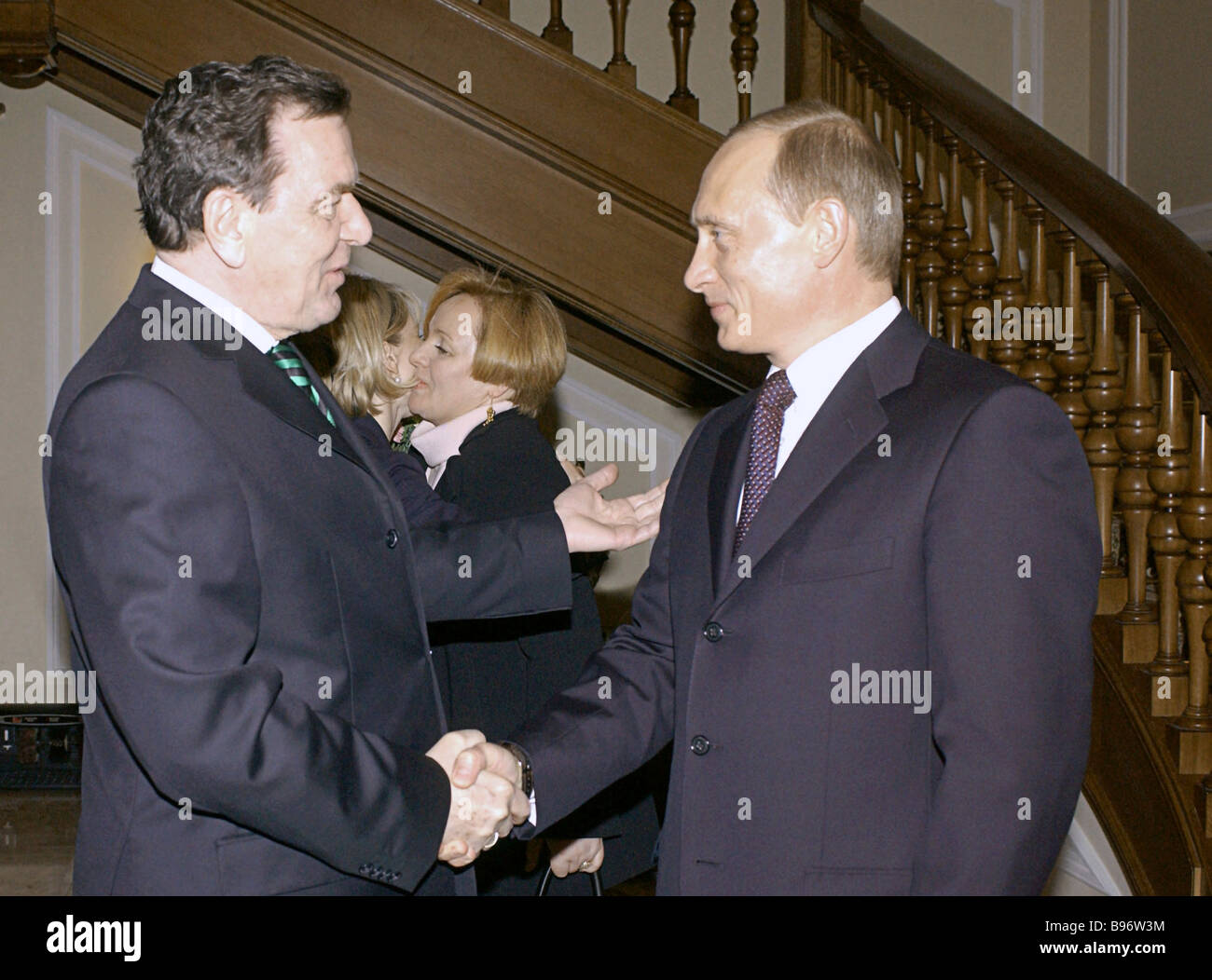 Der russische Präsident Vladimir Putin Recht und Bundeskanzler Gerhard ...