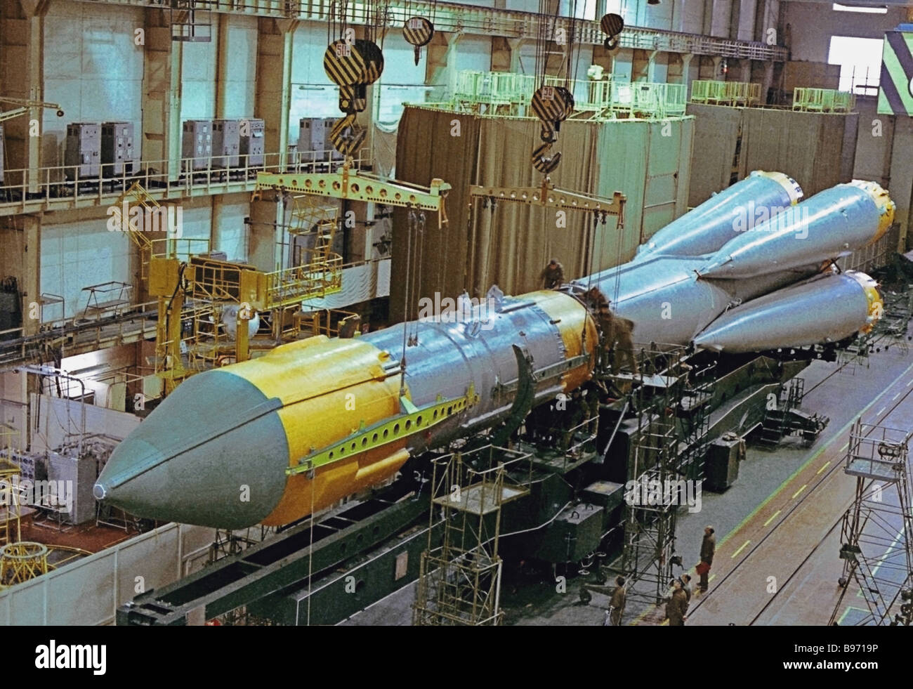 Sojus-5-Rakete am Fahrzeug Versammlung Gebäude von Plessezk Space ...