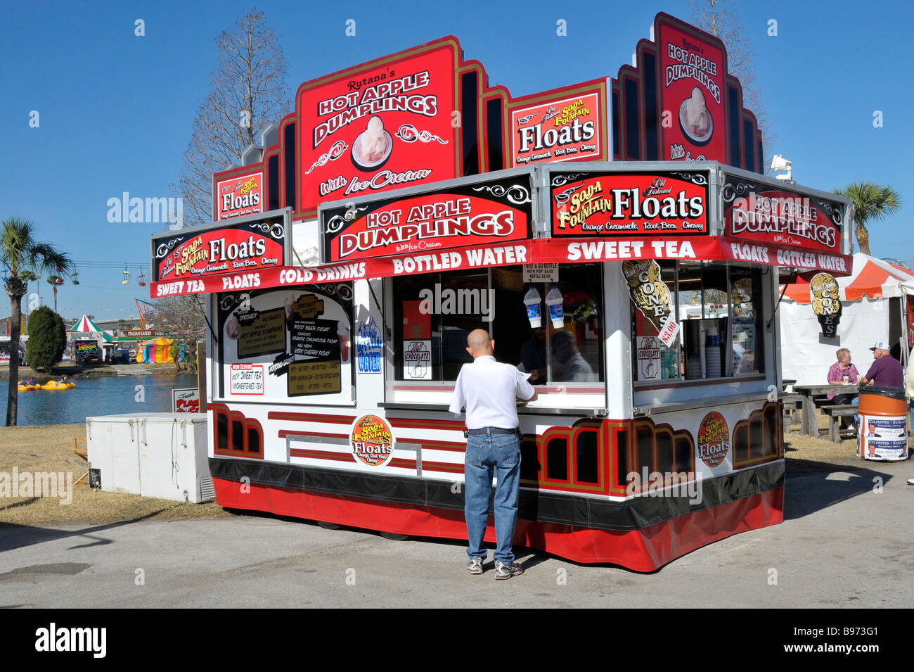 Food booth -Fotos und -Bildmaterial in hoher Auflösung – Alamy