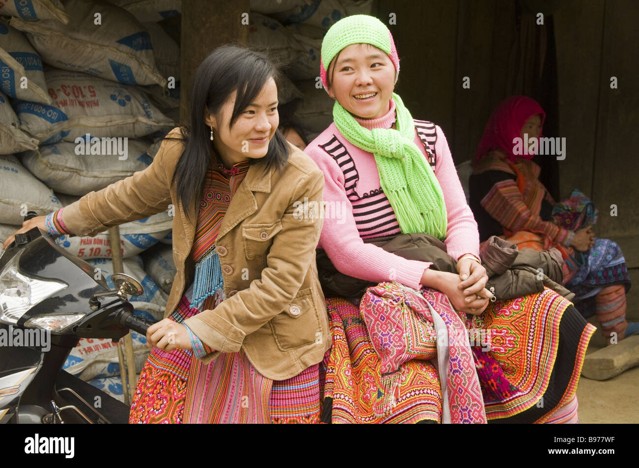 Hübsche frauen fahren motorrad -Fotos und -Bildmaterial in hoher ...