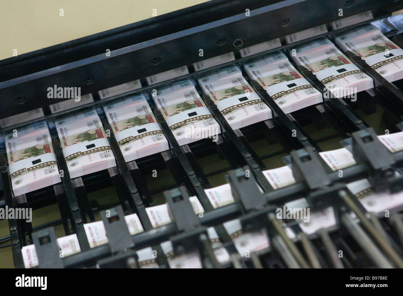 Schneiden-Verpackung und Verpackung bündeln von 100 Rubel Rechnungen ...