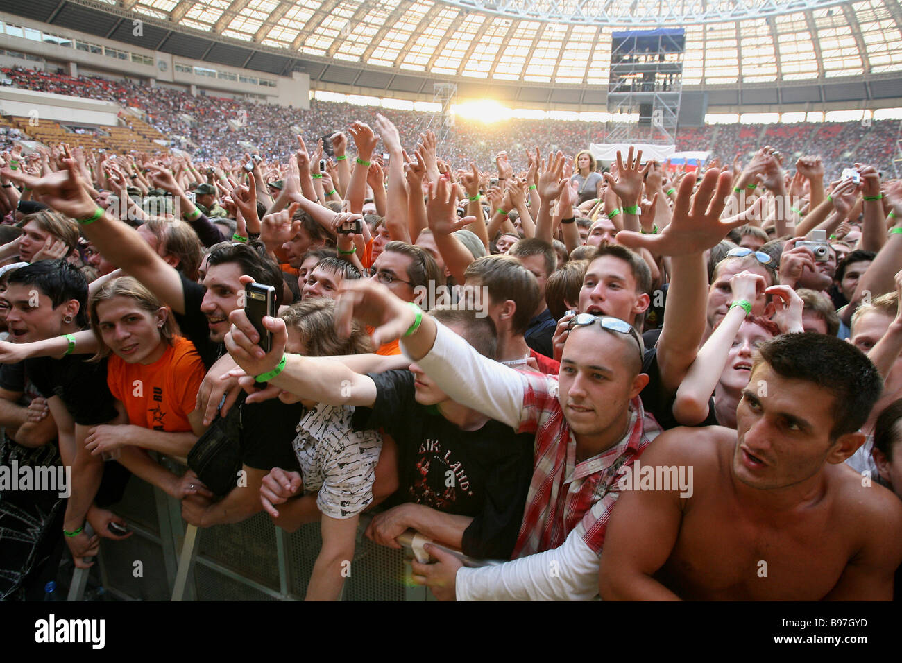 Metallica-Fans bei einem Konzert im Luzhniki-Stadion Stockfotografie ...
