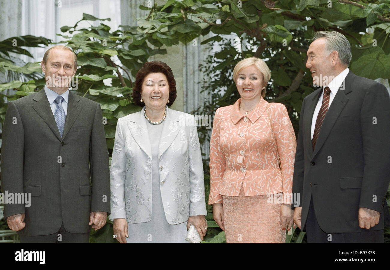 President Vladimir Putin Left Lyudmila Stockfotos & President Vladimir ...