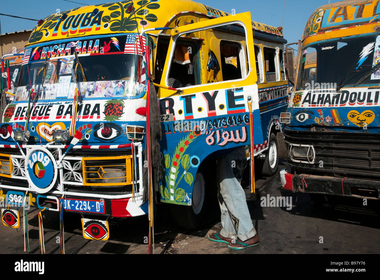 Bus minibus transportation senegal -Fotos und -Bildmaterial in hoher ...
