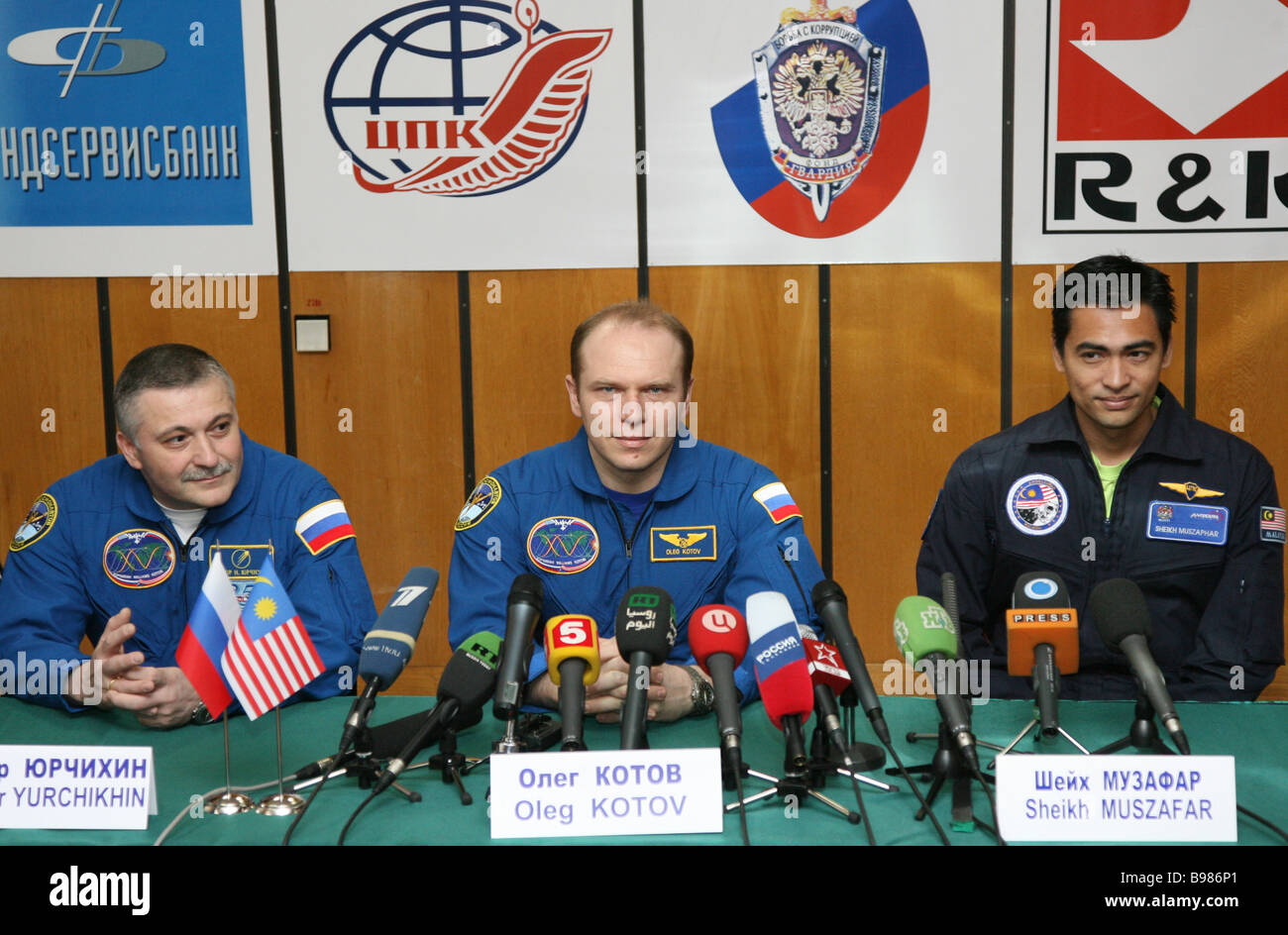 Von links mission Fyodor Yurchikhin der Kommandeur des 15. auf der ISS Oleg Kotov der 100 ...