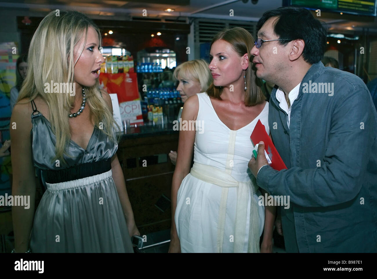 TV-Moderatorin Ksenia Sobchak links und Filmregisseur Yegor Konchalovsky mit seiner Frau ...