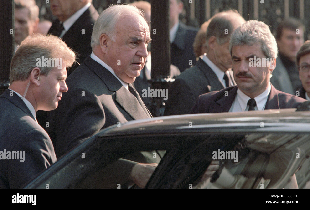 Kanzler von Deutschland Helmut Kohl Mitte bei der Beerdigung von Raisa ...