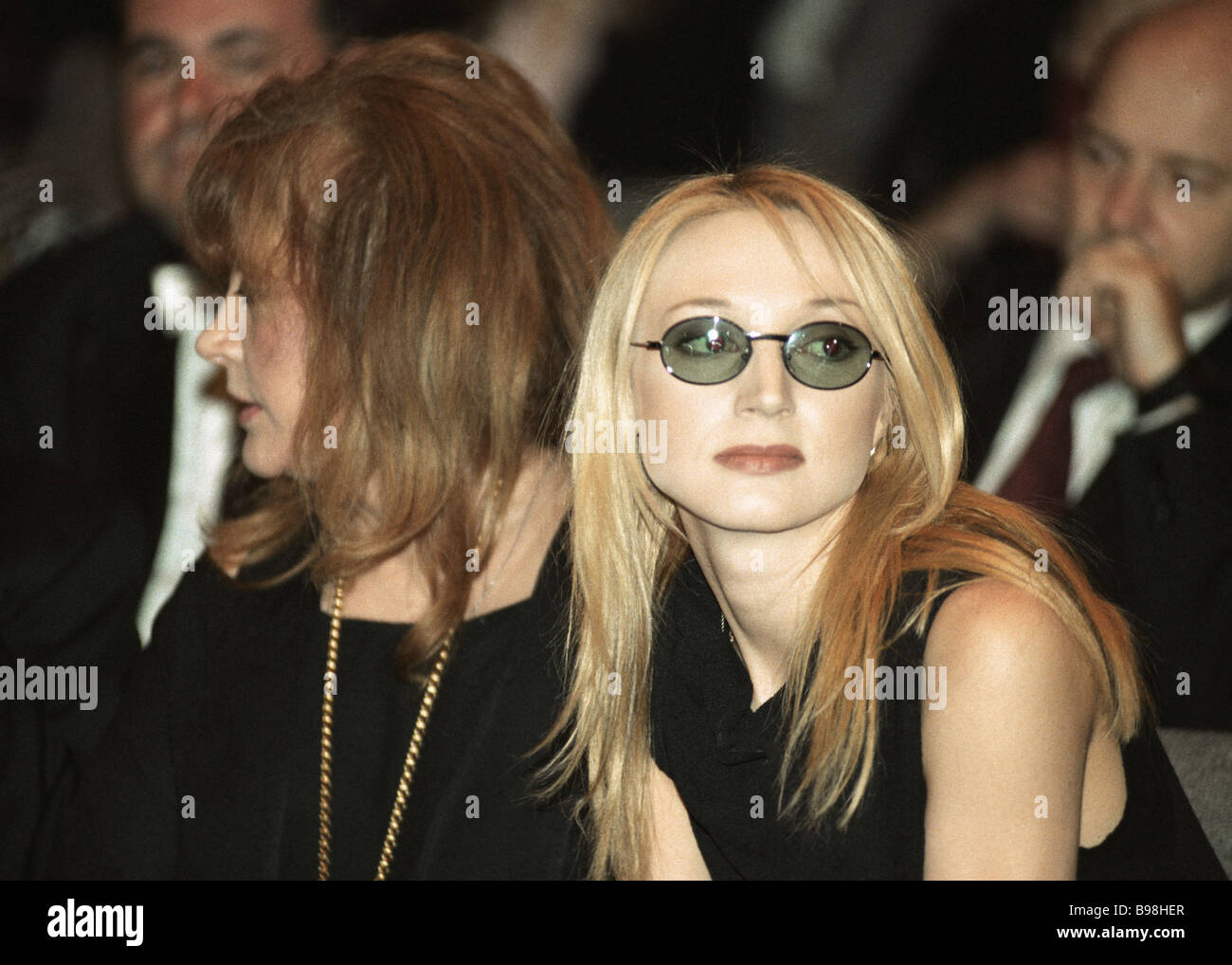 Pop-Sängerin Alla Pugacheva links mit ihrer Tochter Kristina Orbakaite ...