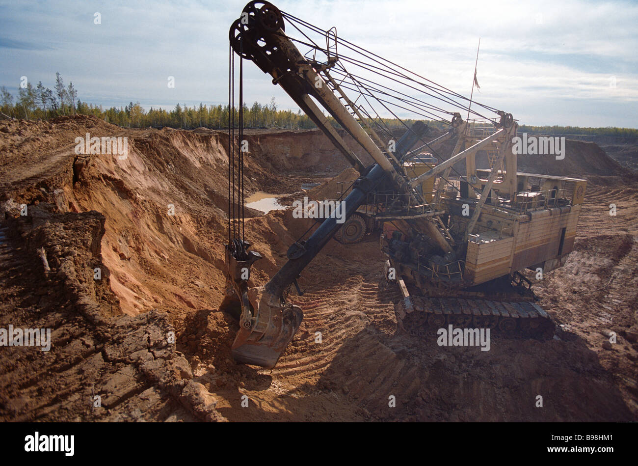 Ein Bagger Baggern Golderz ein Bagger Baggern Golderz im Feld "Bokovoye ...