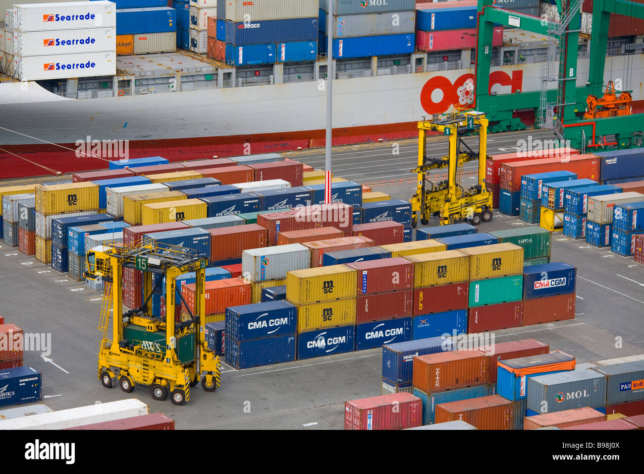 Straddle carrier container terminal -Fotos und -Bildmaterial in hoher ...