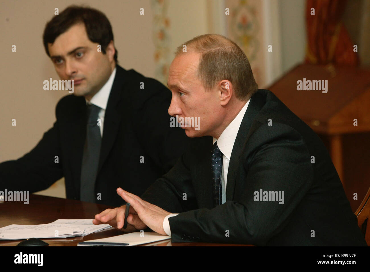 Präsident Vladimir Putin Recht und Wladislaw Surkow Deputy Chief Of ...