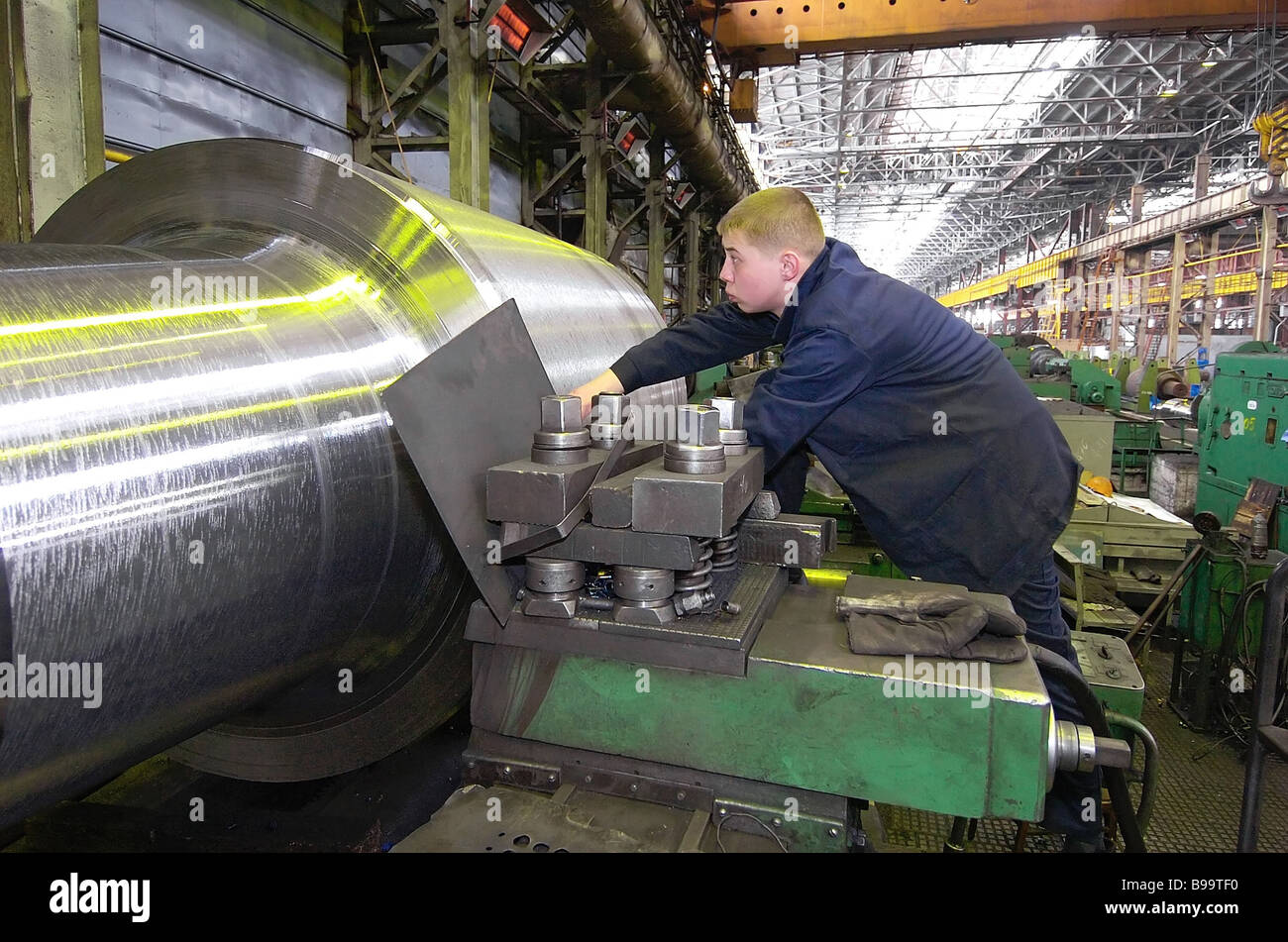 Bearbeitung von Walzwerk Rollen am Ural schwere Maschinenfabrik ...