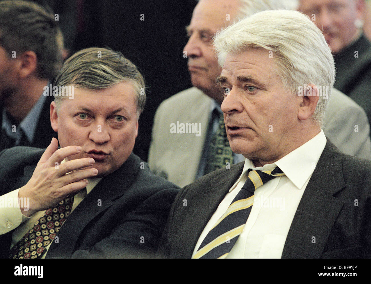 Welt Schach Weltmeister Anatoly Karpov links und Boris Spassky direkt an das Schachturnier neu ...