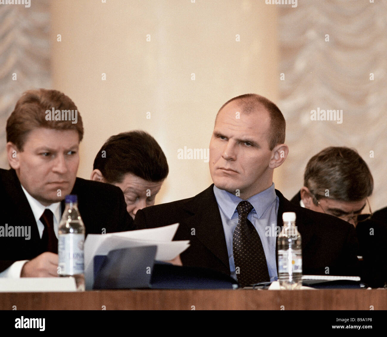 Olympiasieger in Graeco-Roman wrestling Alexander Karelin rechts ein ...