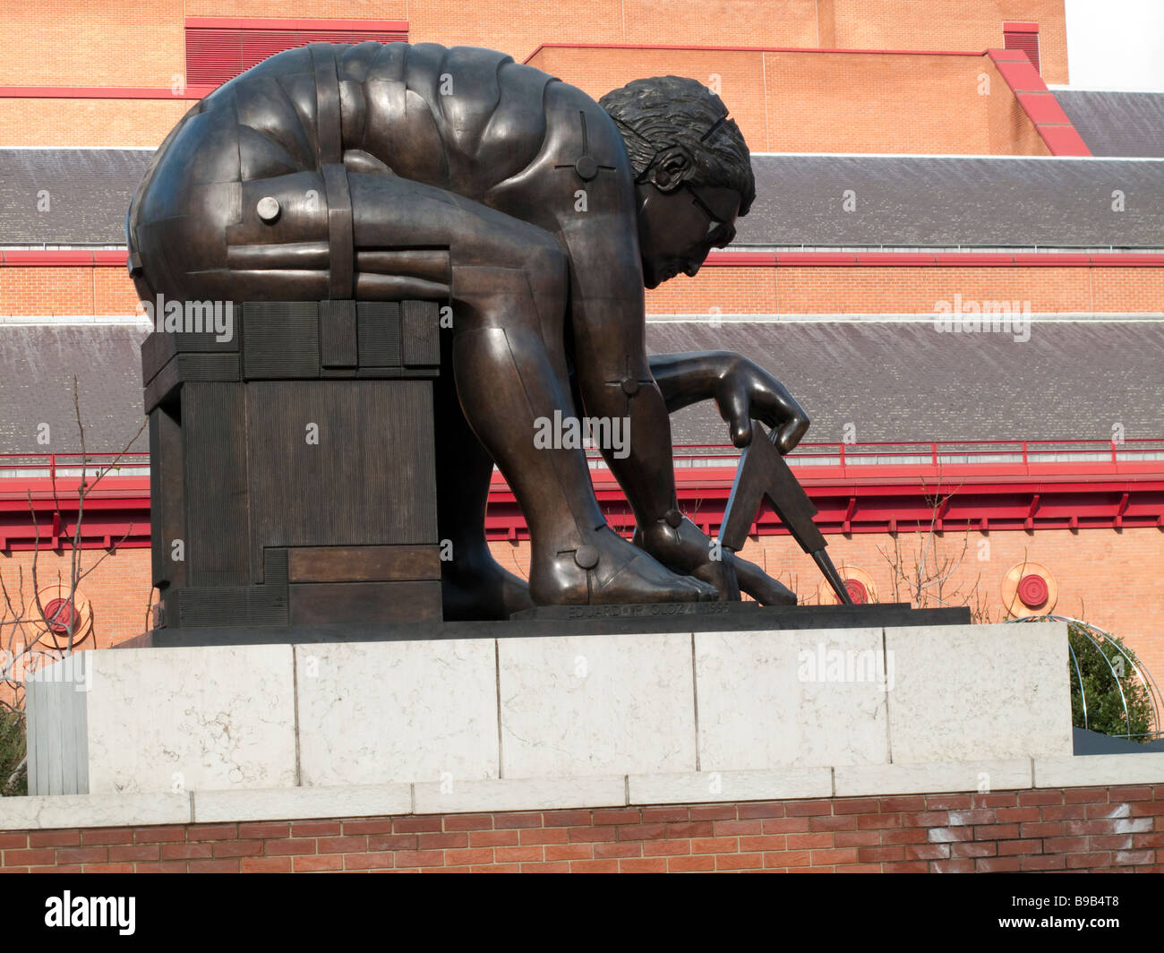 Isaac newton skulptur von eduardo paolozzi -Fotos und -Bildmaterial in ...