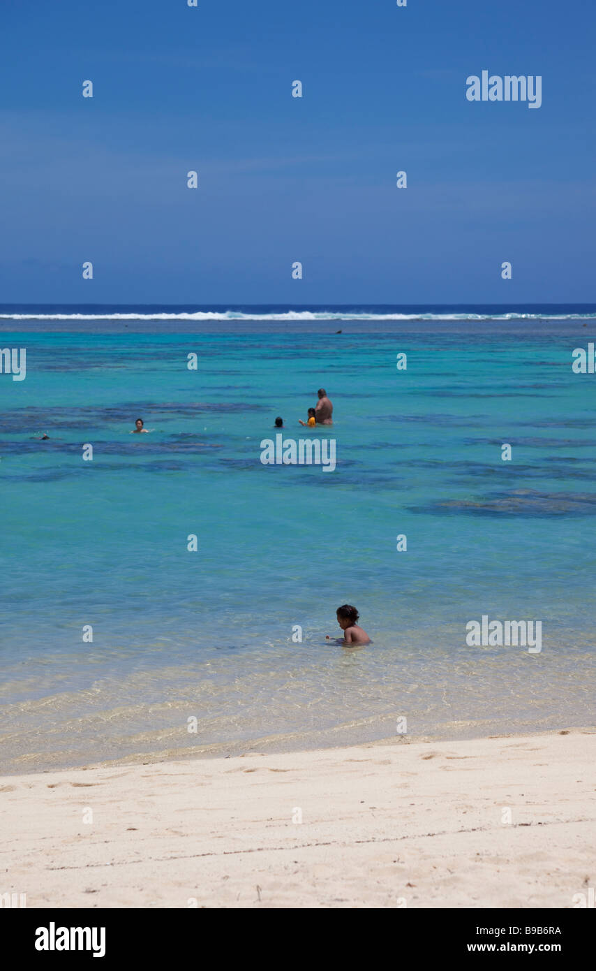 Polynesische Familie genießen Titikaveka Lagune - Rarotonga, Cook ...