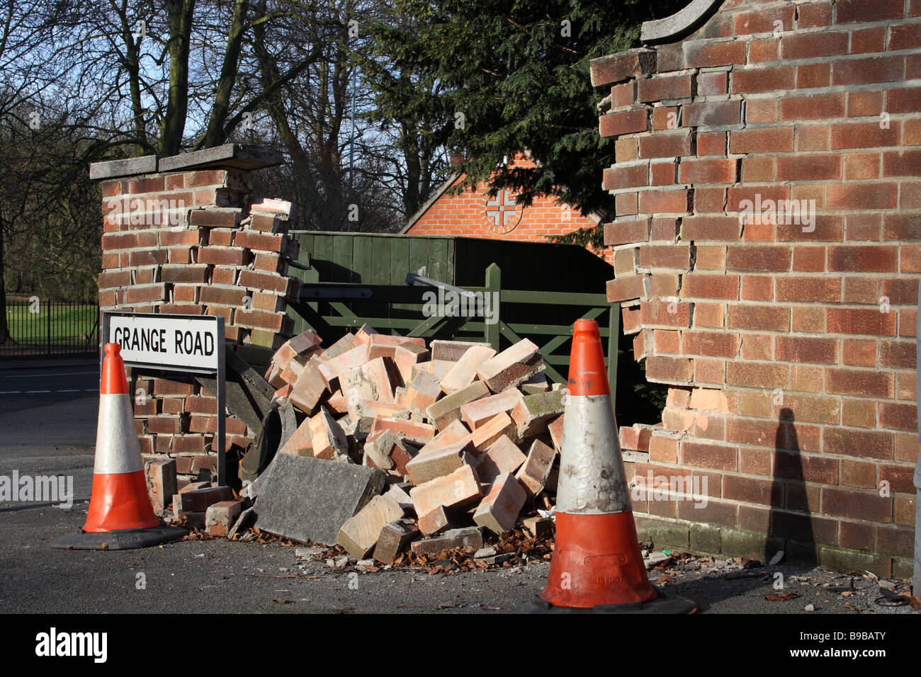 Collapsed brick wall -Fotos und -Bildmaterial in hoher Auflösung – Alamy