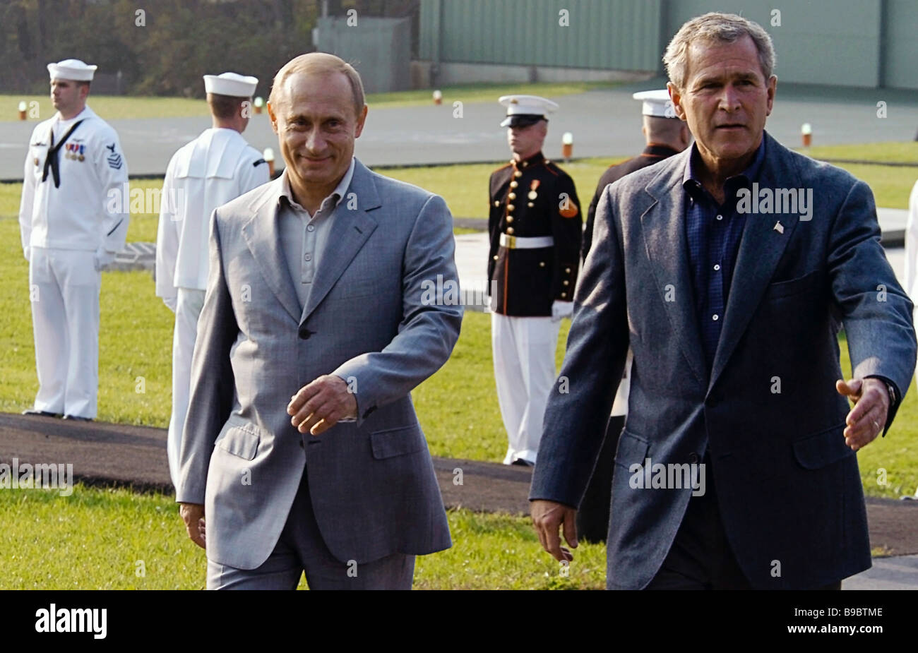 US-Präsident George w. Bush begrüßt der russische Präsident Vladimir ...