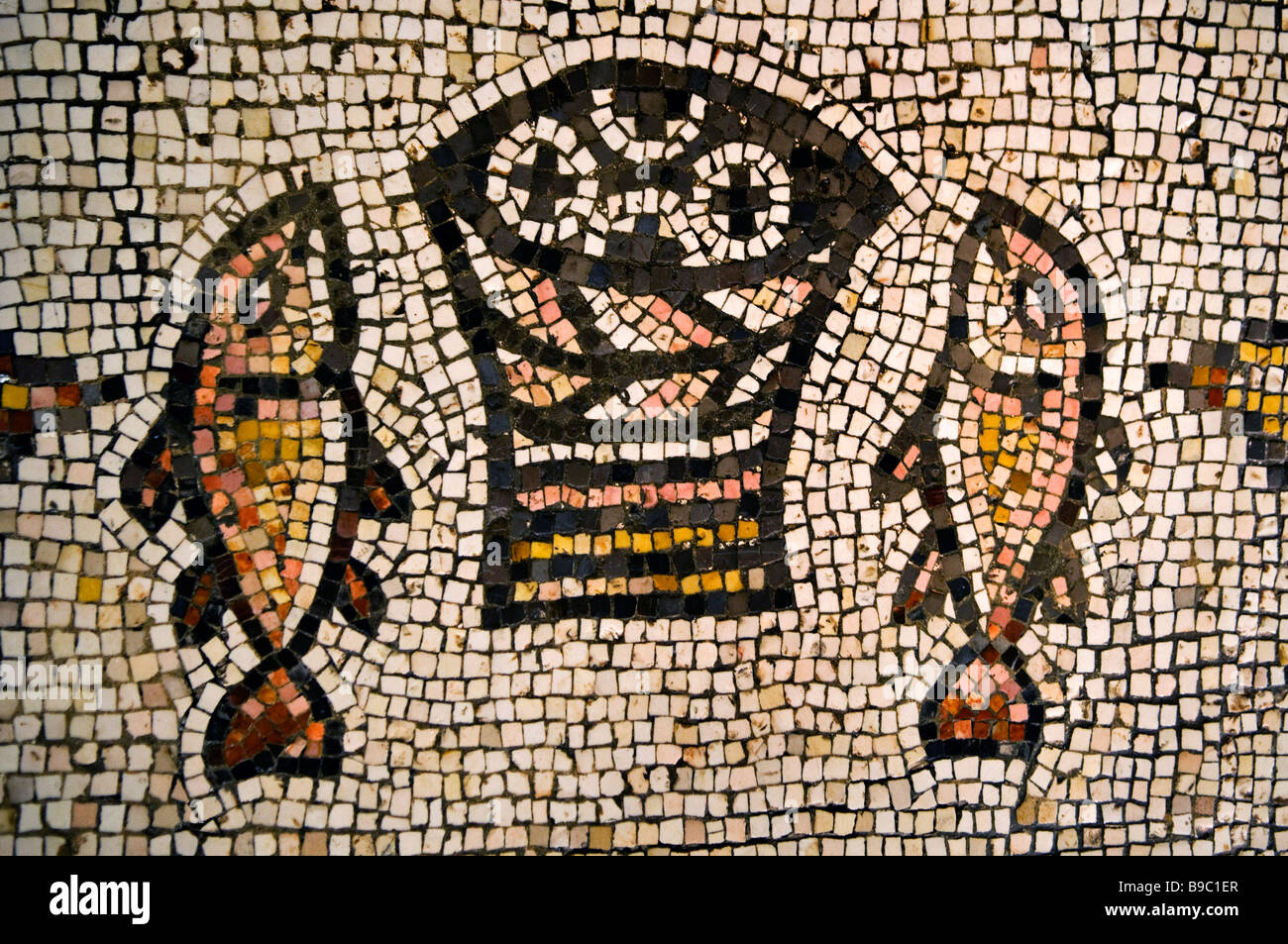 Bodenmosaik von Fisch und Brot in der Kirche der Vermehrung der Brote ...